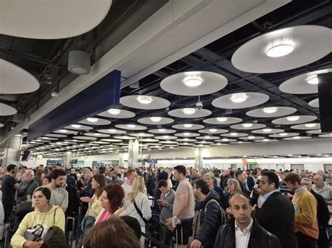 Хаос на аеродромите во Британија поради компјутерска грешка видео Независен Весник