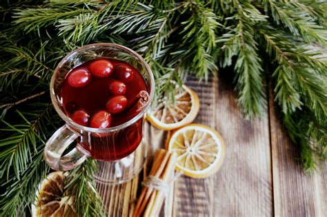 크 렌 베리 유리 향신료와 함께 지구 온난화 음료 전나무로 장식 하는 겨울에에서 크리스마스 Mulled 와인 분기 계 피 말린된 오렌지 0명에 대한 스톡 사진 및 기타