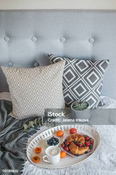 아침에는 침대에서 아침 식사 커피 한잔 크루아상 신선한 딸기 즙이 많은 냄비 건강 한 음식 개념입니다 스칸디나비아 스타일 감정에 대한 스톡 사진 및 기타 이미지 Istock