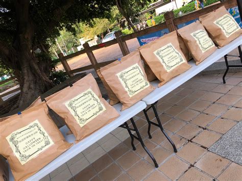 新興國民小學 1121031萬聖節🎃～說英語，就給糖🍬😋 『老師~老師~我要唸單字給你聽 』