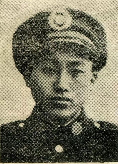居然在大陸民間研究者網站找到父親的軍校畢業照他自己的私人行李在撤退時都丟光了人民幣600買一本複製件快遞回台北 民國33年入伍36年