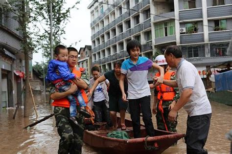 重庆永川洪水围城 消防官兵紧急救援