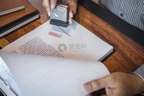 在批准商业投资合同协议的纸面文件上高清图片下载 正版图片504245807 摄图网