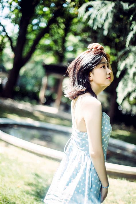낮 동안 도로에 서 있는 흰색 스파게티 스트랩 드레스를 입은 여자 사진 Unsplash의 무료 유행 이미지