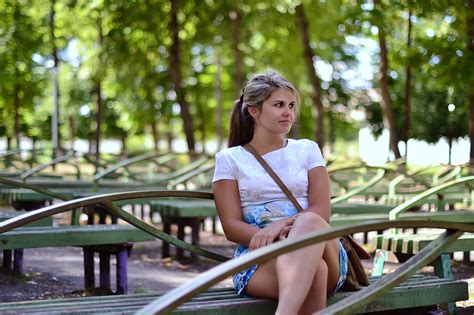 девушка в парке фото девушки в парке сидящей на скамье