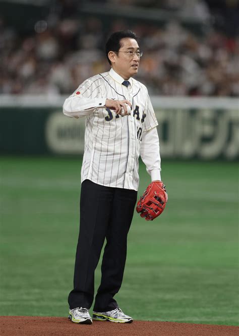 【wbc】岸田首相が日韓戦始球式に登場、背番号「101」背負い投球 開成高時代は野球部 Wbc2023写真ニュース 日刊スポーツ