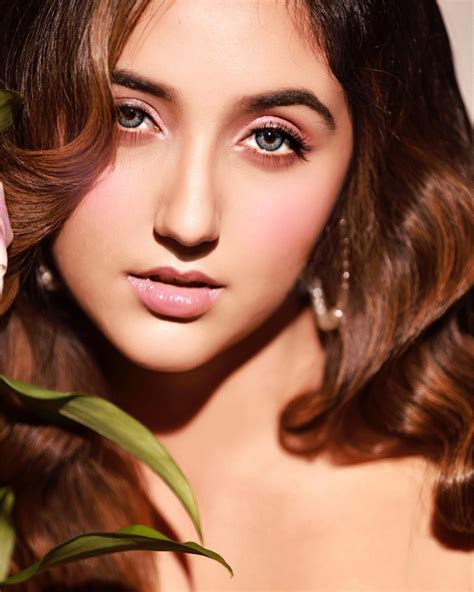Digital Sensation Ashnoor Kaur Rocks Her Closeup Pose In New