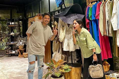 Kisah Cinta Dilan Janiyar dan Suami yang Disorot