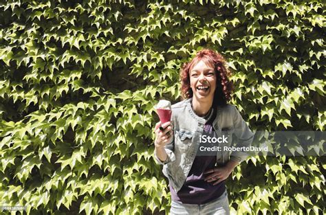 잎의 배경 앞에서 아이스크림을 먹는 소녀 자연의 맛과 외모 건강한 아이스크림 귀여운에 대한 스톡 사진 및 기타 이미지 귀여운