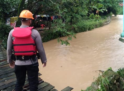 Balikpapan Diguyur Hujan Deras Brimob Kaltim Pantau Titik Rawan Banjir Penasatu