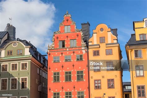 Stortorget 광장 Gamla 스탠에 있는 집의의 화려한 외관 스톡홀름 스웨덴입니다 푸른 하늘 가진 여름 화창한 날입니다