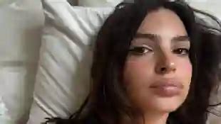 World S Skimpiest Bikinis Emily Ratajkowski Flaunts Her Backside