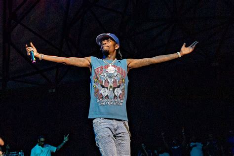 Jay Z Ll Cool J And More Inducted Into Rock And Roll Hall Of Fame