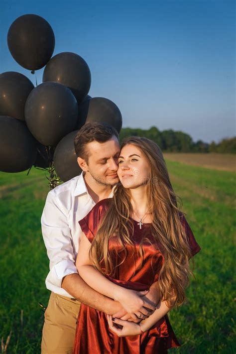 Pares Sensuales Que Abrazan En Un Campo Imagen De Archivo Imagen De