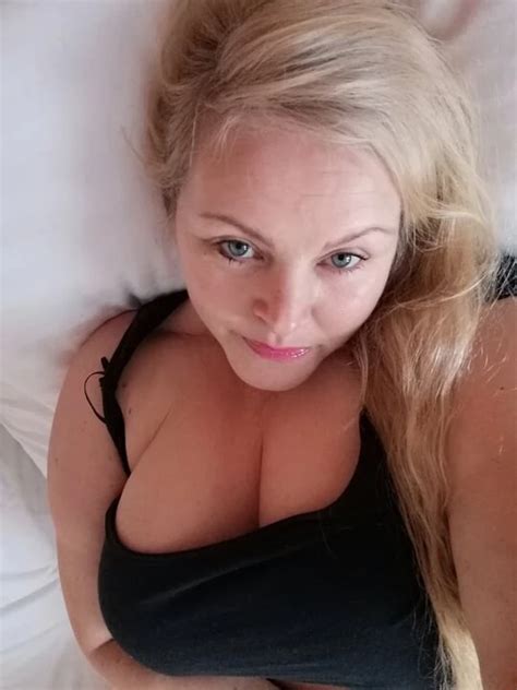 Madura milf Kitty Queen en el baño con su vibrador casero real