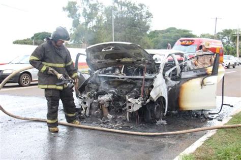 Carro Fica Destruído Após Pegar Fogo No Meio Da Avenida Duque De Caxias