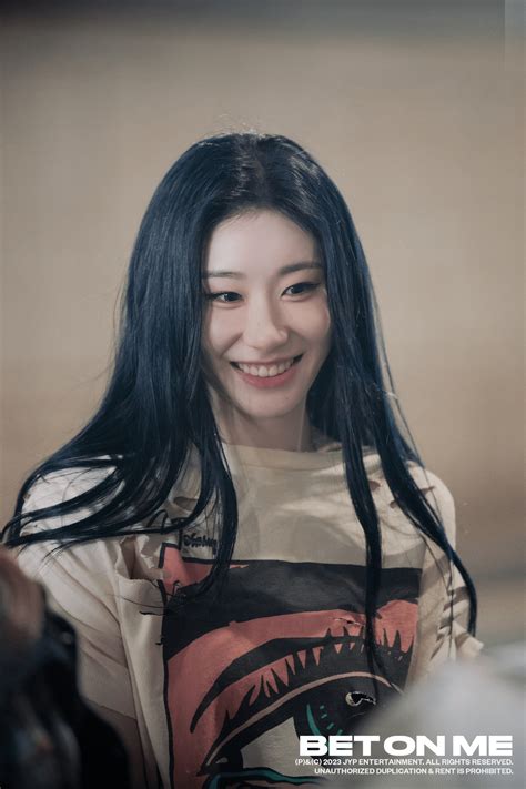230703 Itzy Bet On Me Behind Photos R Itzy