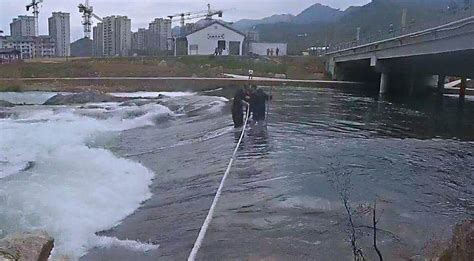男子被困冰冷刺骨河水中 特警消防绳索横渡营救 热点 丽水在线 丽水本地视频新闻综合门户网站