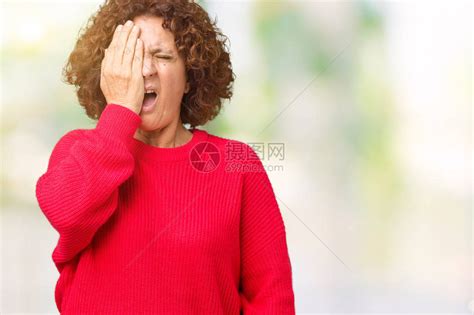 美丽的中年高级女子红色冬季毛衣高清图片下载 正版图片505721686 摄图网