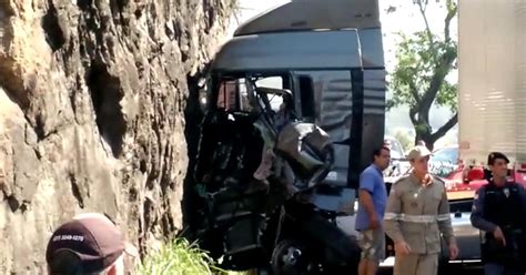 G1 Acidente Entre Carretas No Es Deixa Motorista Ferido E Br 262
