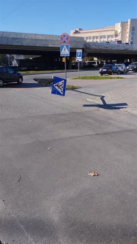 У Львові відпочивають дорожні знаки Четверта студія