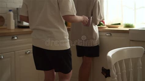 лесбиянка пара стиль жизни женщина несет кофе подруге Spbd видеоматериал Видео насчитывающей