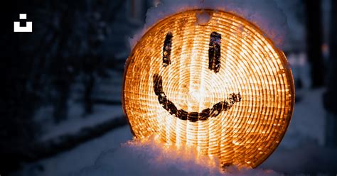 눈 속에 앉아 있는 불이 켜진 호박 사진 Unsplash의 무료 베를린 이미지