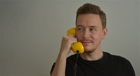 노란색 복고풍 전화 수화기로 전화 통화를 하는 남자 차분한 상태 개념의 감정 표현 대화에서 나온 감정적 반응 복사 공간이 있는 배너 배경 경영자에 대한 스톡 사진 및 기타