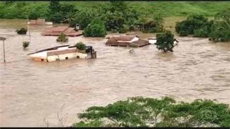 Chuva Deixa Famílias Desabrigadas Pessoas Desaparecidas E Ruas