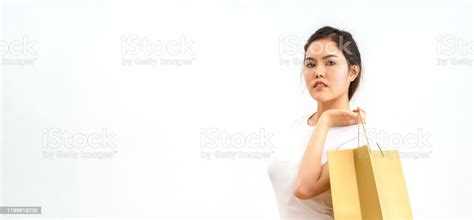 쇼핑 여자 행복 미소 흰색 배경에 고립 된 쇼핑 백을 들고 사랑스러운 신선한 젊은 혼합 레이스 아시아 백인 여성 모델입니다 가방에 대한 스톡 사진 및 기타 이미지 Istock