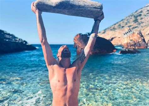 Nu Jonathan Roy Se Prélasse Sur Une Plage En Grèce Avec Son Amoureuse