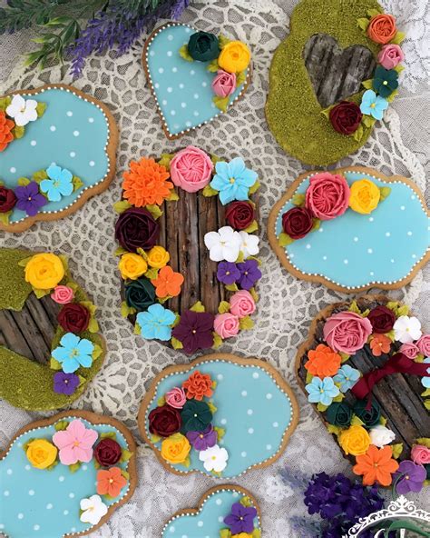 Онлайн урок за направата на мини теменужки и градинска теменужка от вафлена хартия