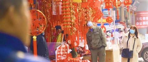 大红灯笼高高挂遂宁街头年味浓 廖锦辉 陆运 人员