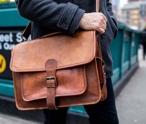 Tas Selempang Berbahan Kulit Suede Dengan Tampilan Vintage Desain Id