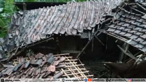 Ditinggal Penghuni Kunjungi Saudara Rumah Di Banjaranyar Ciamis Ambruk