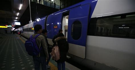 Ktx 첫 열차로 강릉 가는 사람들
