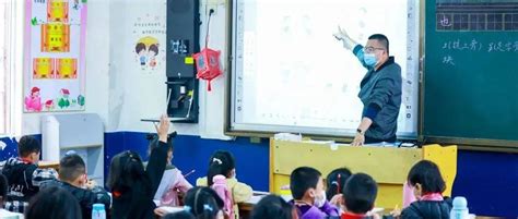 乐峰：复学啦~花开复课日，少年归来时检测校园进行