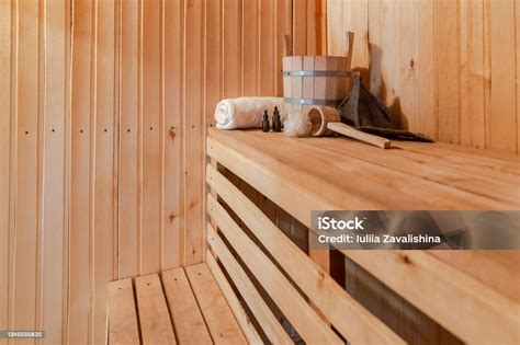 전통적인 오래된 러시아 목욕탕 Spa 개념 인테리어 디테일핀란드 사우나 한증막과 전통적인 사우나 액세서리 세트 분지 타월 아로마