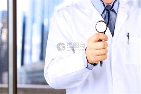 白色实验室外套的医生有听诊器的高清图片下载 正版图片507321233 摄图网