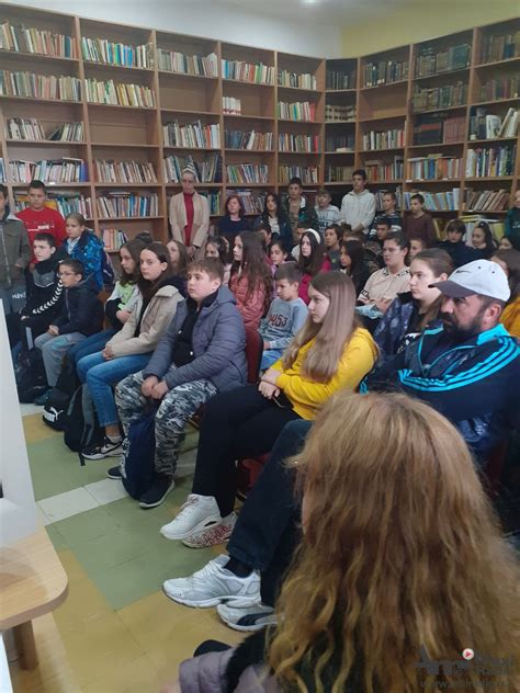 Neda Ibrajter Predstavila Knjigu Sunce U OŠ Feješ Klara Ami Naxi Radio 897mhz