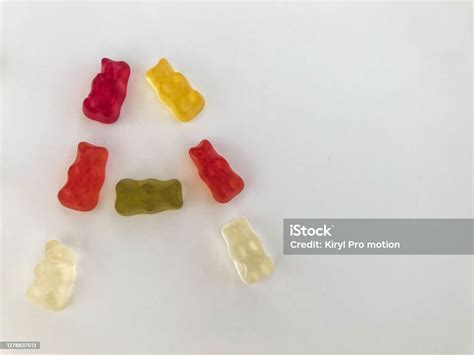 편지 아름다운 달콤한 맛있는 맛있는 여러 가지 빛깔의 육즙 과일 거미는 흰색 배경에 과자를 곰 달콤한 알파벳 0명에 대한 스톡