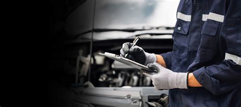 자동차 서비스 수리 유지 보수 개념 자동차 정비사 남자 또는 스미스는 워크샵에서 클립 보드에 쓰기 기술자는 차고에서 자동차를 수리 기계에 대한 체크 리스트를하고 배너 자동차