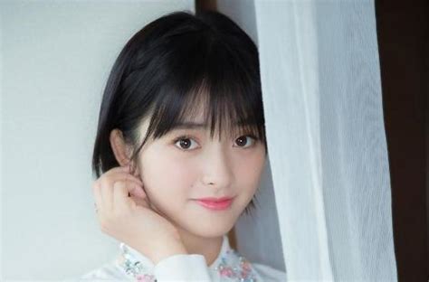 小萝莉沈月美得让人心动，一改以往风格成女神，穿出大长腿即视感