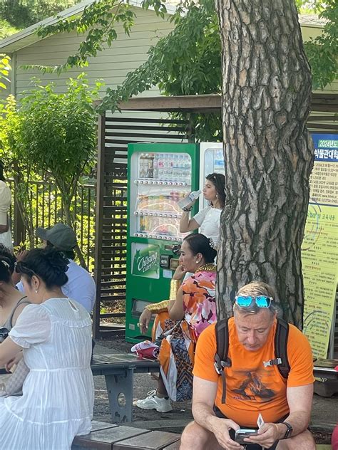 Nay đi quay quảng cáo ở seoul tự nhiên gặp người quen mn ạ không biết