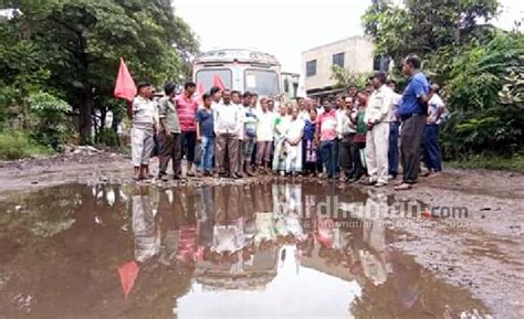 বেহাল রাস্তা মেরামতির দাবিতে‌ দুর্গাপুরের সগড়ভাঙায় বামেদের পথ অবরোধ