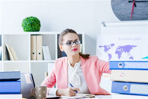 Mulher De Neg Cio Bem Sucedida No Escrit Rio Moderno Imagem De Stock Imagem De Morena