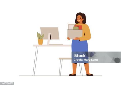 행복한 여자는 새로운 직업을 가졌다 여성 직원은 출근 첫날에 개인 물품이 담긴 상자를 들고 있습니다 여성이 직장에서 승진했거나 새로운 사업 프로젝트가 있습니다 첫날에 대한