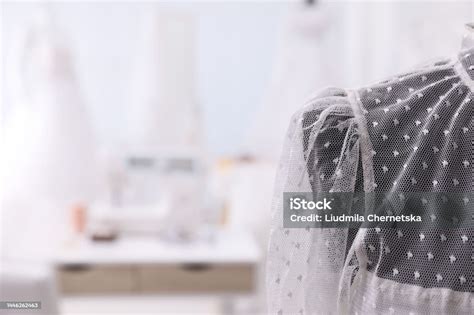 아틀리에에서 아름다운 웨딩 드레스를 입은 마네킹 근접 촬영 텍스트를 위한 공간 0명에 대한 스톡 사진 및 기타 이미지 0명