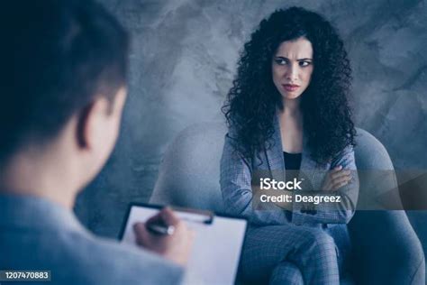 그녀의 초상화 그녀 좋은 매력적인 매력적인 불쾌한 기분을 상하게 하는 음산한 우울 한 물결 모양의 소녀 의자 에 앉아 충분한