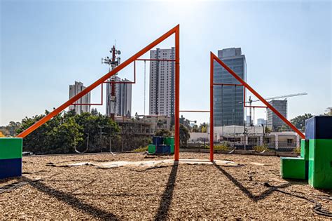 흐릿한 배경에 건물이 있는 쇼핑 센터에 빈 그네가 있는 놀이터 0명에 대한 스톡 사진 및 기타 이미지 0명 개발 건물